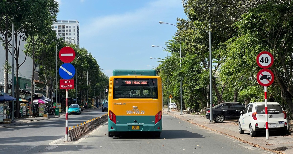 Xe buýt xanh kết nối metro số 1 thiếu điểm dừng | Báo Pháp Luật TP. Hồ ...