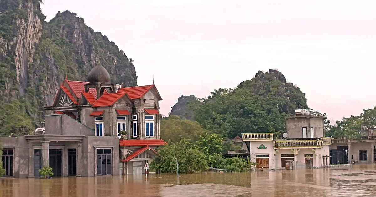 Hình ảnh hàng trăm hộ dân sống bên Sông Hoàng Long bị cô lập trong lũ ...