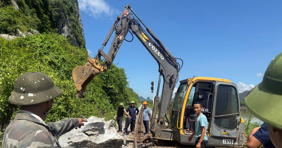 Thông tuyến đường sắt Bắc-Nam sau vụ sạt lở đá làm xô lệch ray | Báo ...