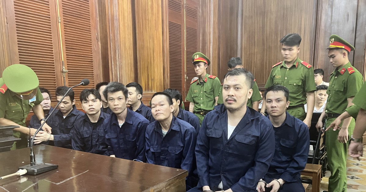 18 bị cáo làm giả hàng ngàn CMND, CCCD, giấy phép lái xe | Báo Pháp ...