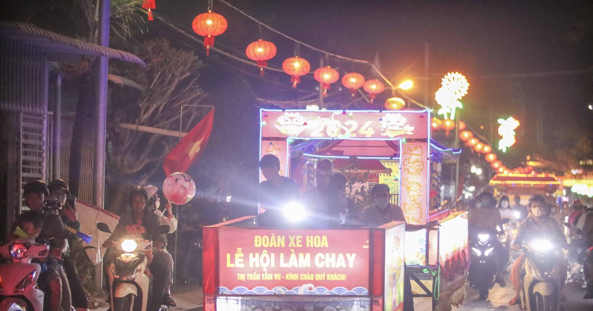Xe hoa khuấy động đường phố trong đêm Lễ hội Làm Chay ở Long An | Báo ...
