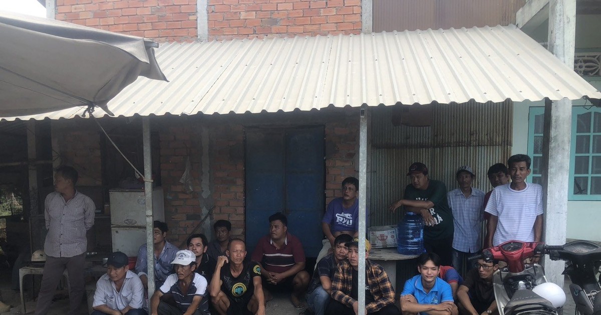 Công an bắt quả tang 18 người tụ tập đá gà tại bãi đất hoang | Báo Pháp ...