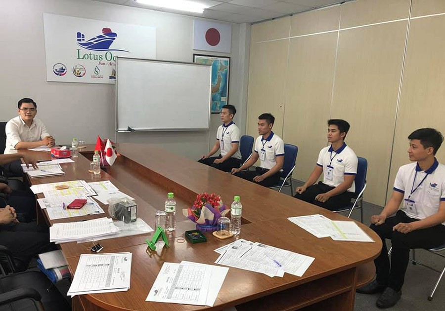 Xuất khẩu lao động và bẫy chiêu trò “việc nhẹ lương cao” | Báo Pháp ...