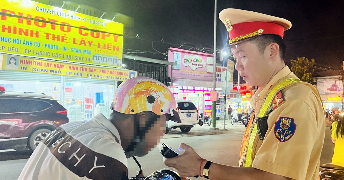 Công an Bình Dương ra quân tổng kiểm tra xử lý vi phạm nồng độ cồn | Báo Pháp Luật TP. Hồ Chí Minh