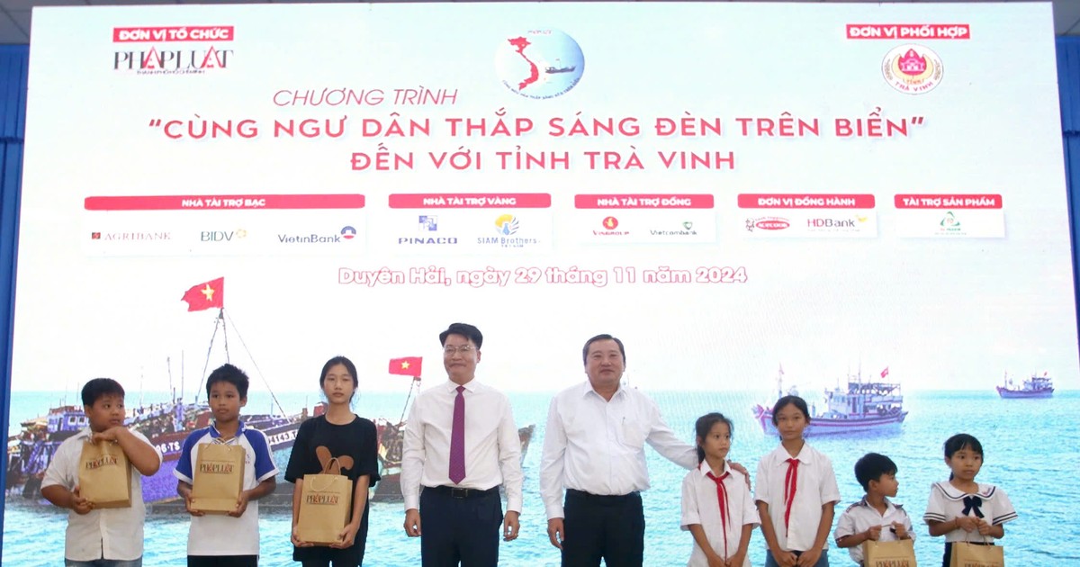 Chương trình 'Cùng ngư dân thắp sáng đèn trên biển' trao nhiều phần quà ...