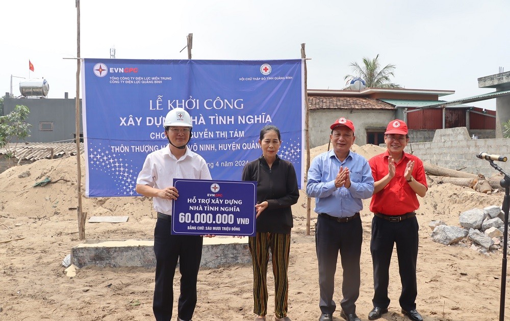 Điện lực Quảng Bình hỗ trợ 300 triệu đồng xây dựng nhà tình nghĩa | Báo ...