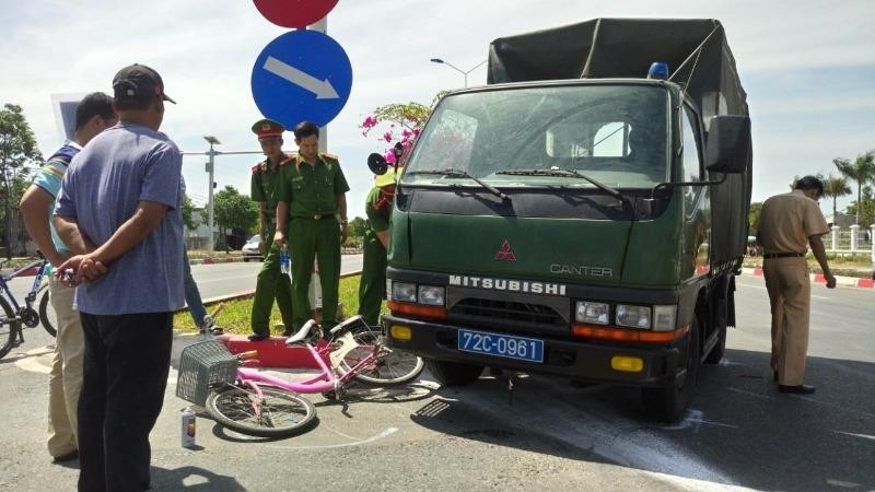 Va chạm với xe cảnh sát cơ động, một người tử vong | Báo Pháp Luật TP ...