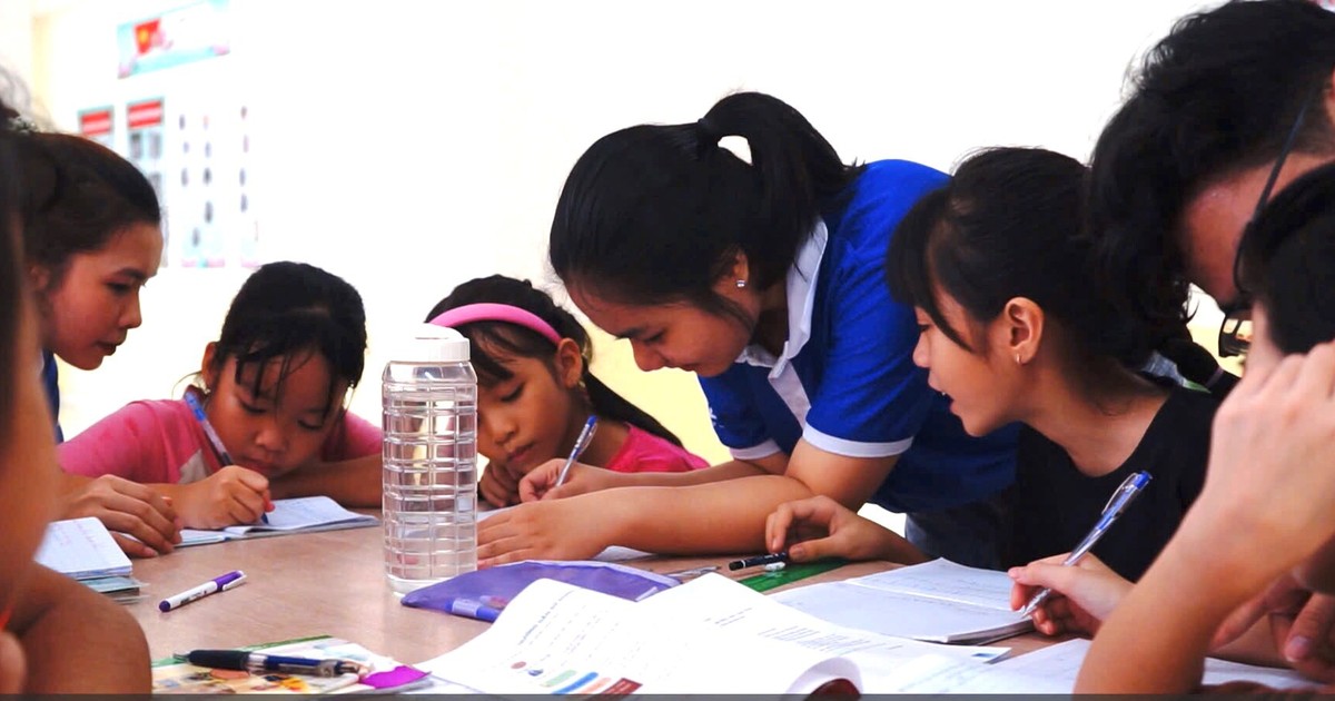 Sinh viên vượt khó dạy học miễn phí cho trẻ em nghèo | Báo Pháp Luật TP ...