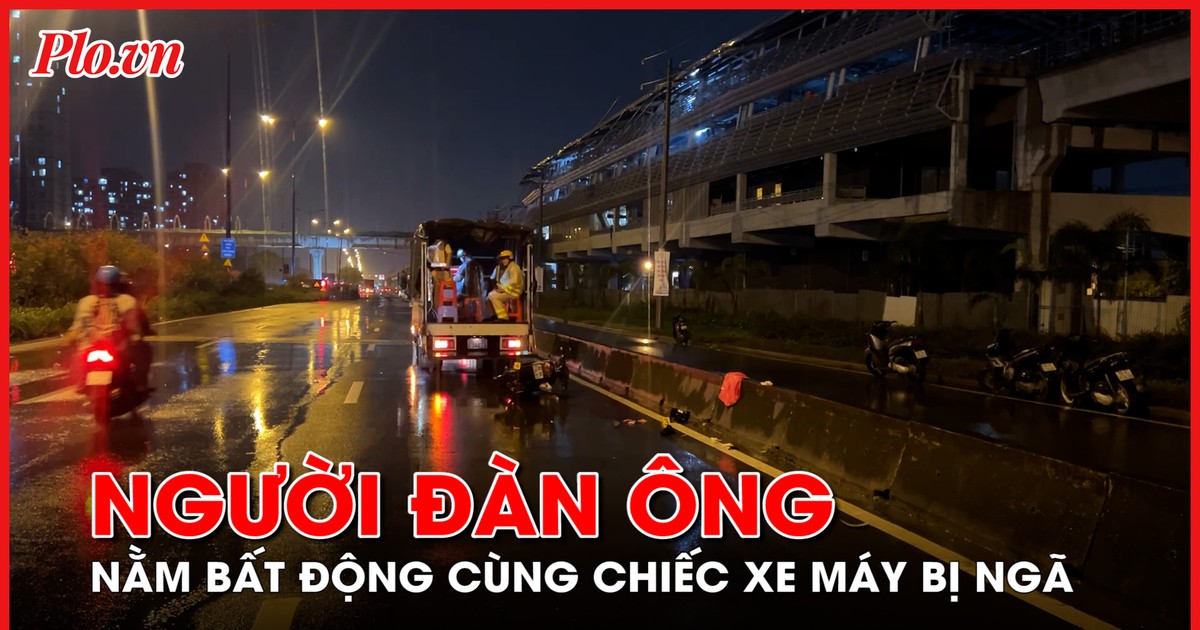 Người đàn ông nằm bất động trong làn ô tô cùng chiếc xe máy bị ngã ...