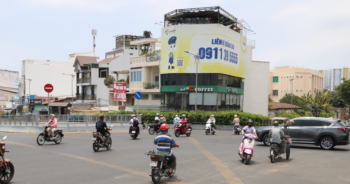 Ngã tư cầu vượt Phạm Văn Chí - Nguyễn Văn Luông "bất ổn" vì không có đèn tín hiệu giao thông ...