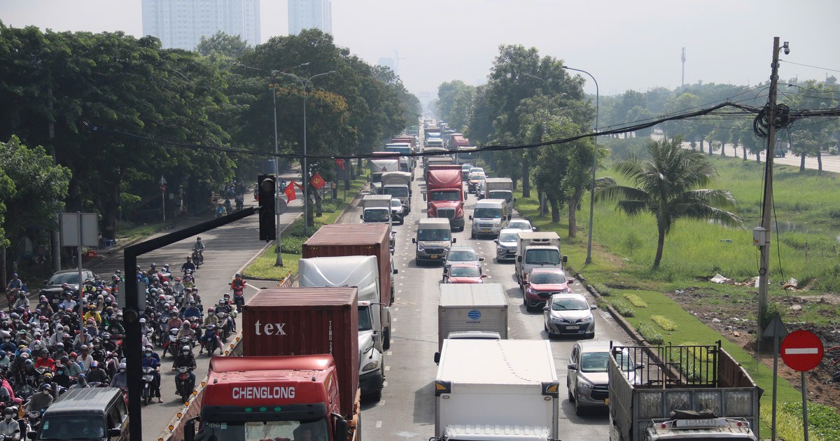 Cửa ngõ phía Tây ùn ứ cục bộ, lượng khách qua bến xe Miền Tây "đạt đỉnh ...