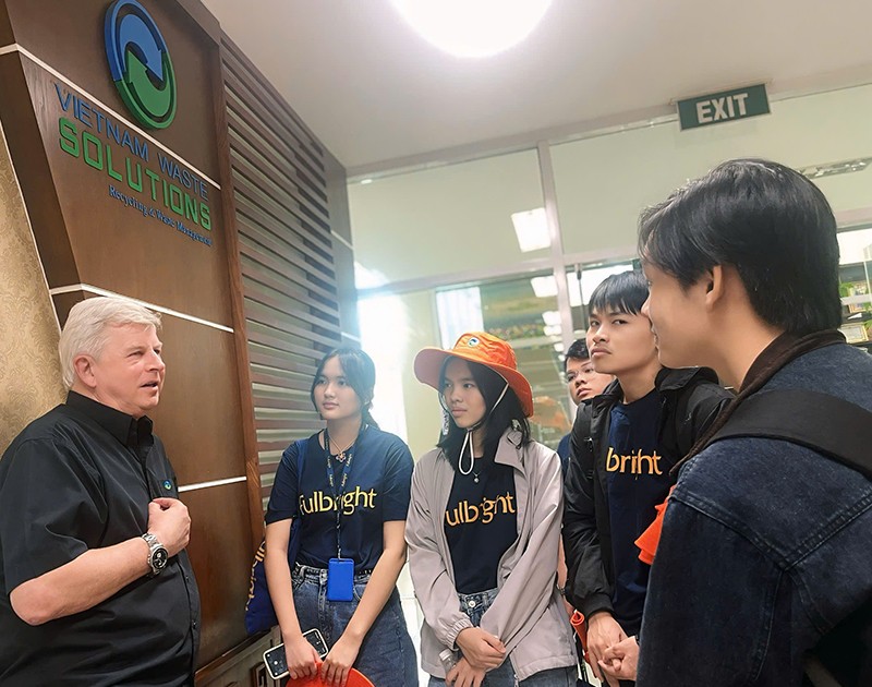 Ông David Dương mong muốn người trẻ cống hiến nhiều cho quê hương | Báo ...