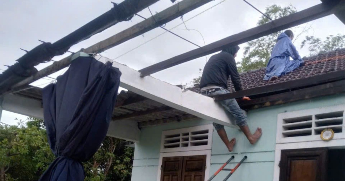 Mưa lớn kèm theo lốc xoáy khiến nhiều nhà dân ở Thừa Thiên Huế tốc mái ...