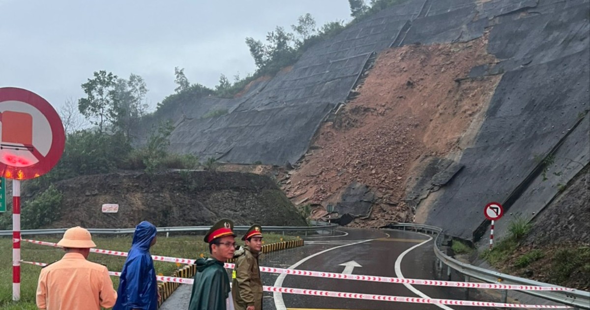 Mưa lớn gây sạt trượt taluy dương cao tốc La Sơn - Túy Loan | Báo Pháp ...