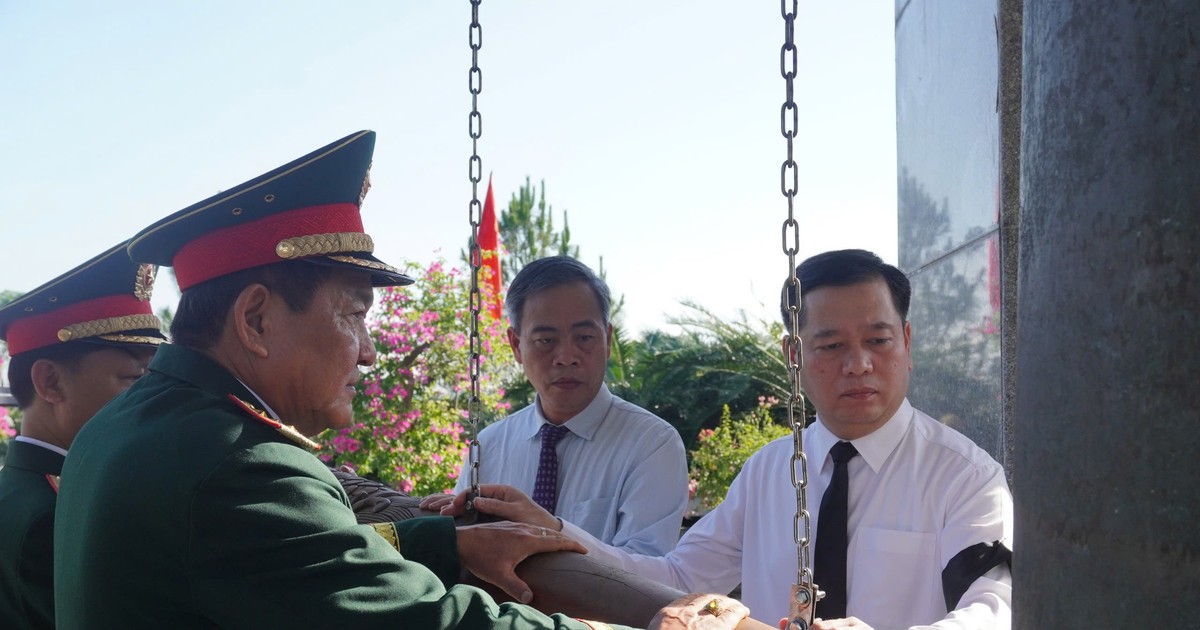 Thượng tướng Võ Minh Lương dự lễ truy điệu và an táng 12 hài cốt liệt ...