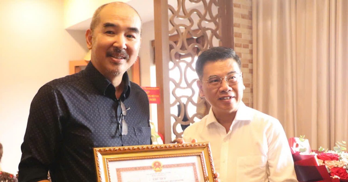 Lãnh đạo TP.HCM thăm và tặng bằng khen cho đạo diễn Bùi Thạc Chuyên ...