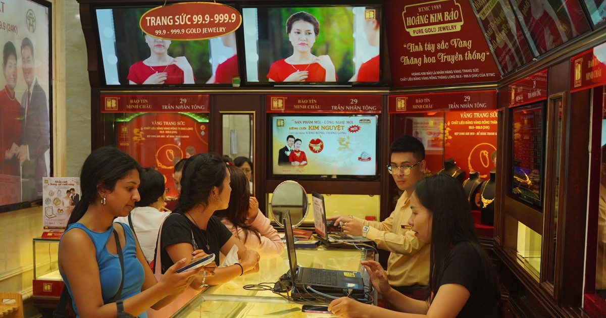 Lý do giá vàng thế giới bất ngờ hạ sâu | Báo Pháp Luật TP. Hồ Chí Minh