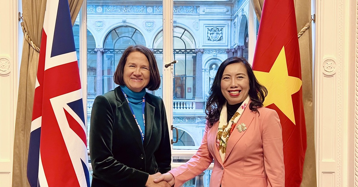 Thứ trưởng Bộ Ngoại giao Lê Thị Thu Hằng gặp Quốc vụ khanh Bộ Ngoại giao Anh Catherine West ...