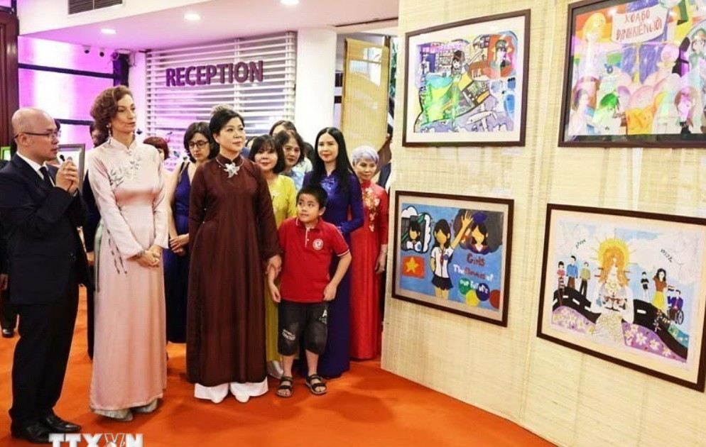 Phu nhân Tổng Bí thư Ngô Phương Ly và Tổng Giám đốc UNESCO Audrey Azoulay dự Triển lãm “Chúng ...