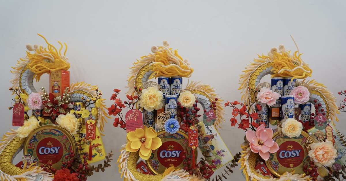 Tháp quà hình rồng chưng Tết độc đáo, làm không kịp bán | Báo Pháp Luật ...