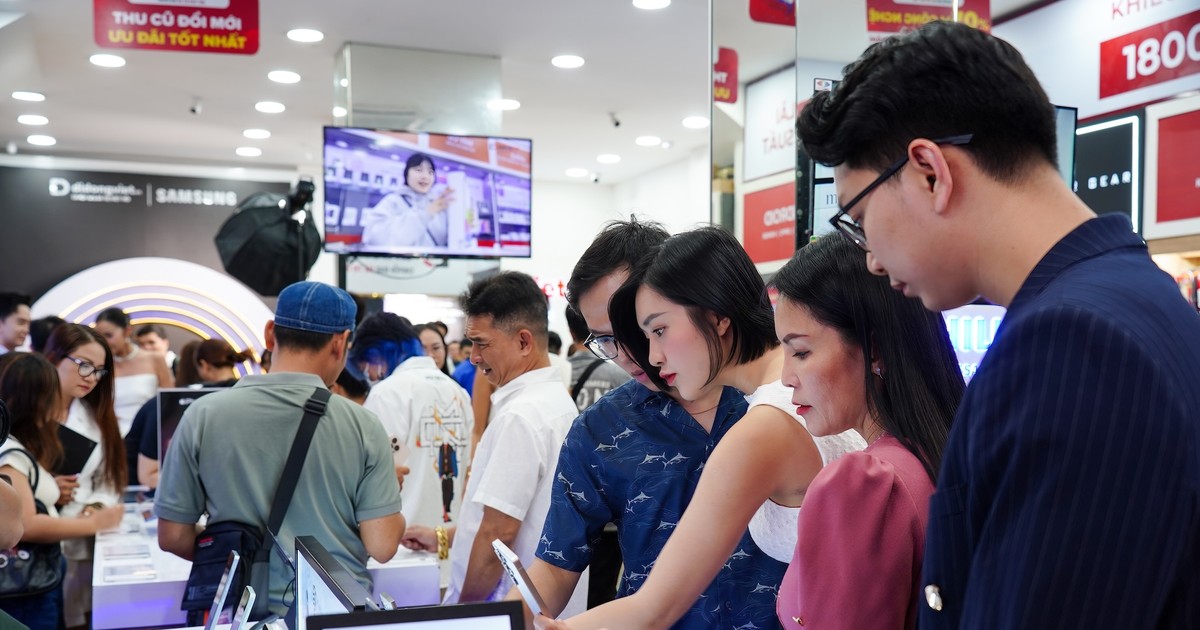 Vì sao cứ 4 người thì có 1 người phải mua điện thoại thông minh mới ...