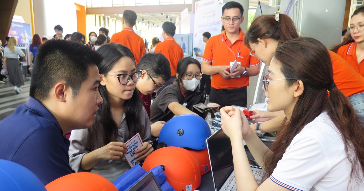 Mức lương nào cho sinh viên mới ra trường? | Báo Pháp Luật TP. Hồ Chí Minh