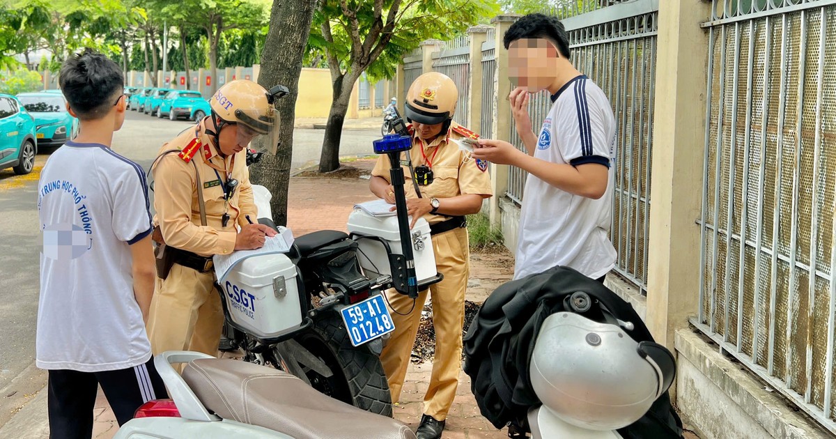 TP.HCM: CSGT xử phạt hàng loạt học sinh vi phạm giao thông | Báo Pháp Luật TP. Hồ Chí Minh