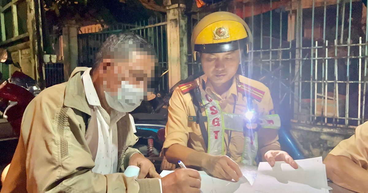 Uống bia từ sáng, đến tối thì bị CSGT xử phạt khi chạy xe | Báo Pháp ...