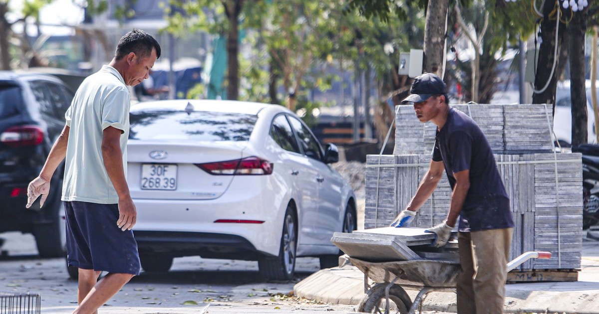 Hà Nội lát đá vỉa hè ở nhiều tuyến phố | Báo Pháp Luật TP. Hồ Chí Minh