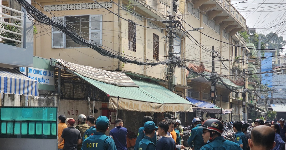 Người đàn ông nghi ngáo đá, đốt nhà rồi cố thủ ở Chung cư Ấn Quang ...
