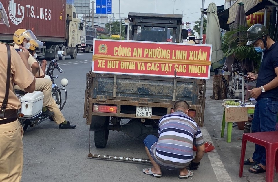Tối hút sạch, sáng ‘đinh tặc’ lại xuất hiện ở cầu vượt Linh Xuân | Báo Pháp Luật TP. Hồ Chí Minh