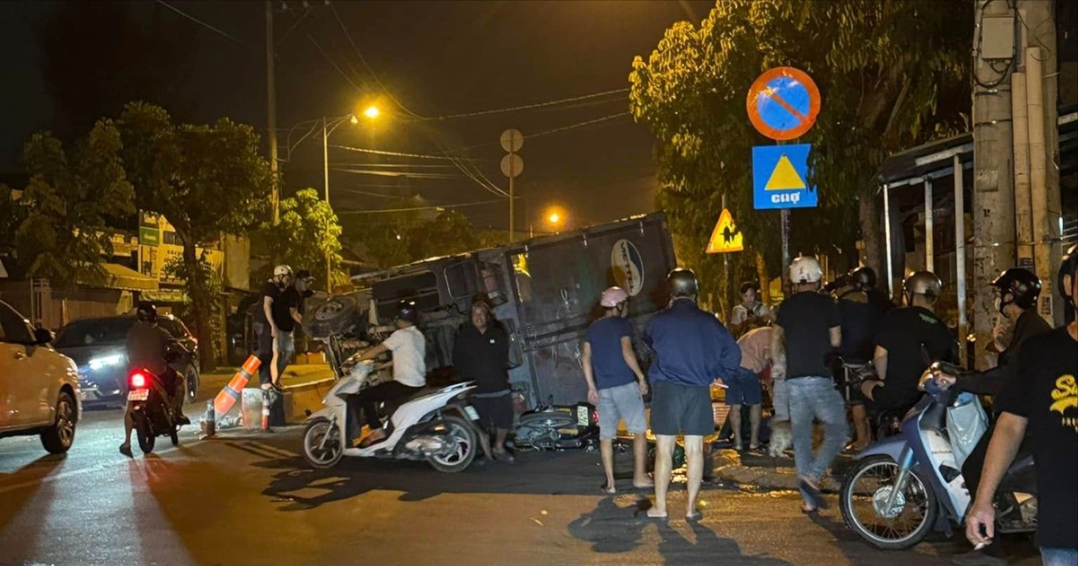 Xe tải lật đè xe máy, 2 người thoát chết trong gang tấc | Báo Pháp Luật ...