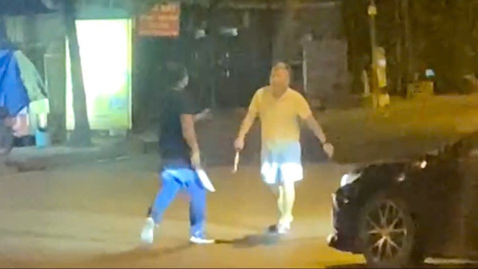 Clip ghi cảnh 2 tài xế dừng ô tô giữa đường, tay lăm lăm hung khí ở TP Thủ Đức | Báo Pháp Luật ...