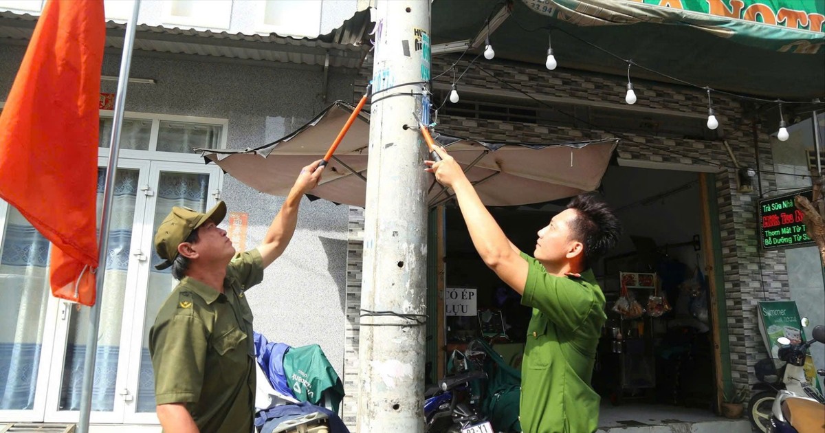 TP.HCM: Công an 168 xã, phường, đặc khu ra quân xử lý quảng cáo trái phép | Báo Pháp Luật TP. Hồ ...