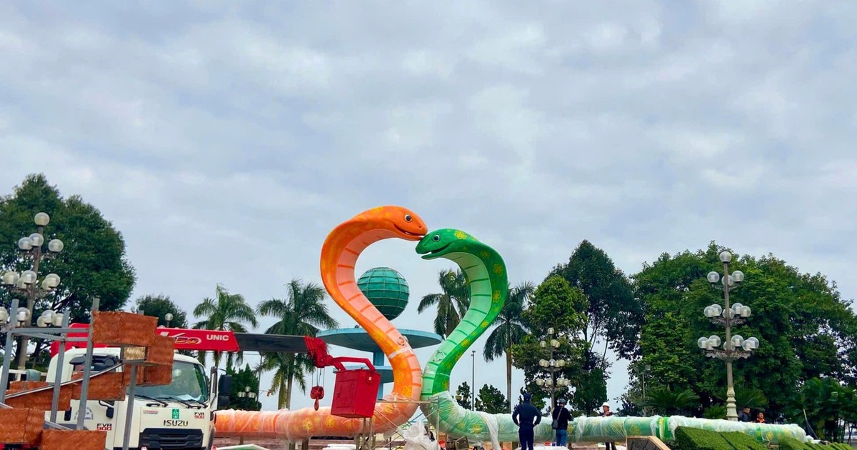 Cặp rắn linh vật Ất Tỵ 2025 ở Quảng Ngãi được nhiều người khen | Báo ...