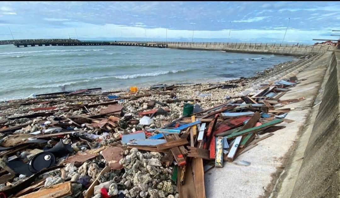 Chiếc tàu lao ra biển cứu 3 người ở Lý Sơn đã bị sóng lớn đánh nát vụn ...