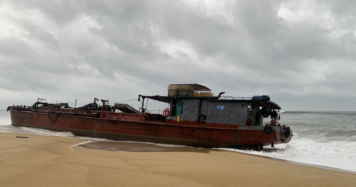 Tàu chở 2.000 lít dầu gãy bánh lái, bị sóng đánh dạt vào bờ biển Quảng ...