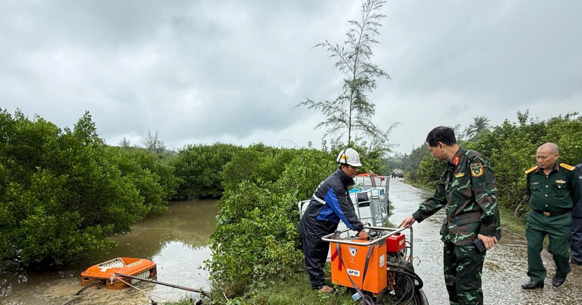 Chùm ảnh khẩn trương khắc phục sự cố tràn dầu tại Quảng Ngãi | Báo Pháp ...
