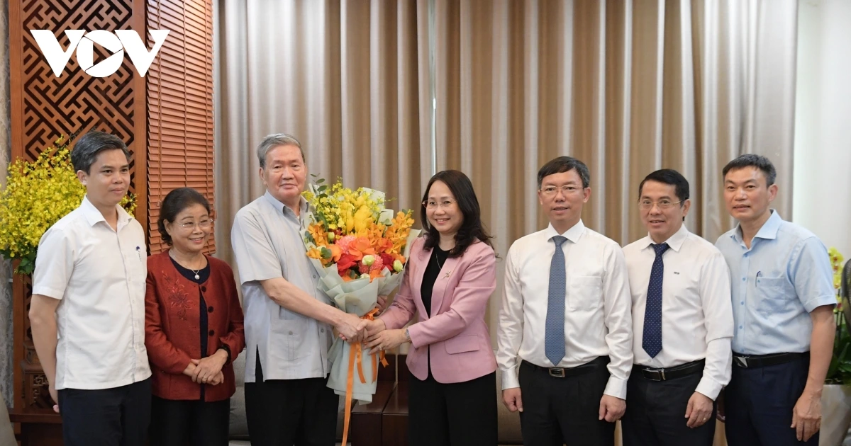 Ông Đinh Thế Huynh nhận huy hiệu 50 năm tuổi Đảng | Báo Pháp Luật TP. Hồ Chí Minh