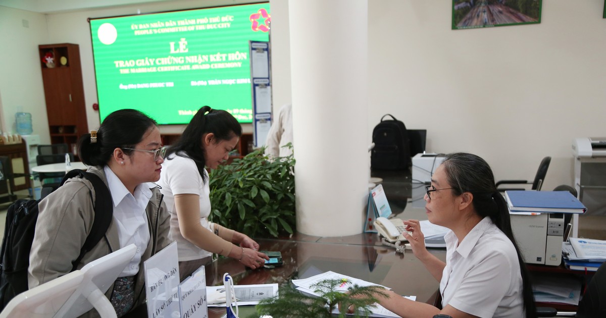 Bộ Nội vụ đề xuất hàng loạt chính sách vượt trội với cán bộ nghỉ hưu trước tuổi | Báo Pháp Luật ...