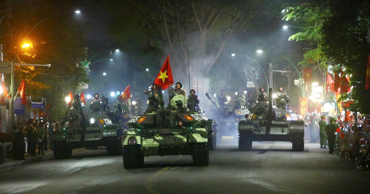 Xe tăng hùng dũng đi qua các ngả đường, sẵn sàng cho lễ diễu binh, diễu hành | Báo Pháp Luật TP ...