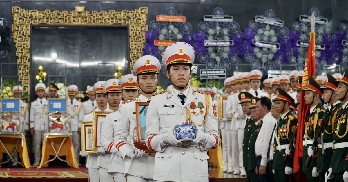 Video: Xúc động lễ truy điệu 12 liệt sĩ hy sinh khi diễn tập | Báo Pháp ...