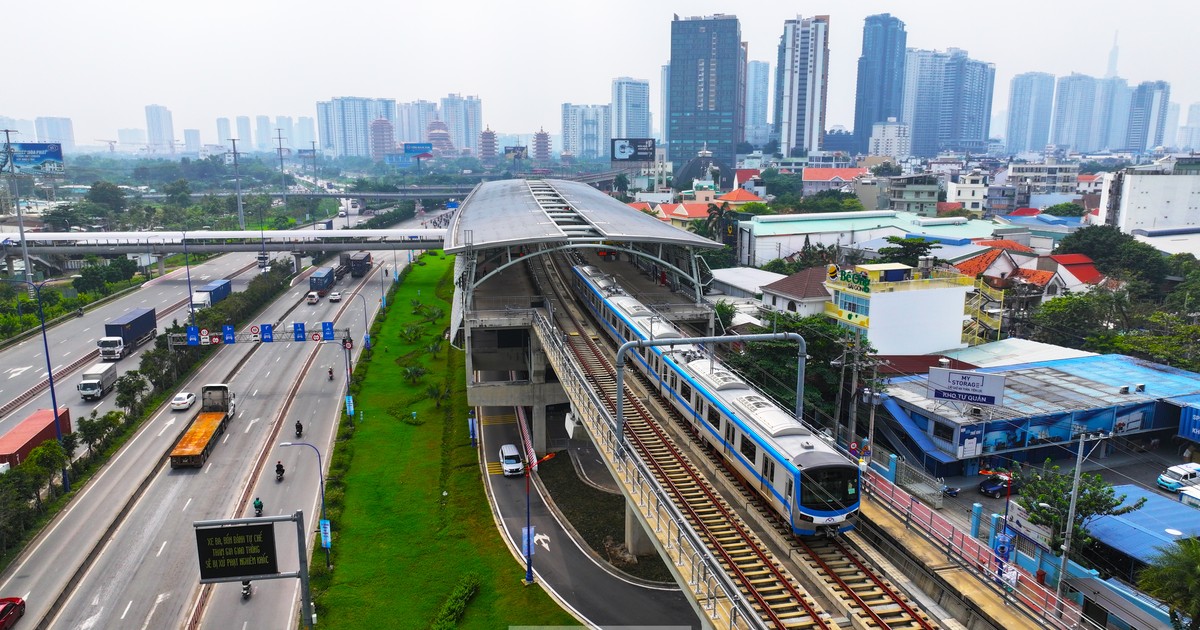 Toàn cảnh tuyến Metro số 1 TP.HCM trước giờ vận hành sau 17 năm chờ đợi ...