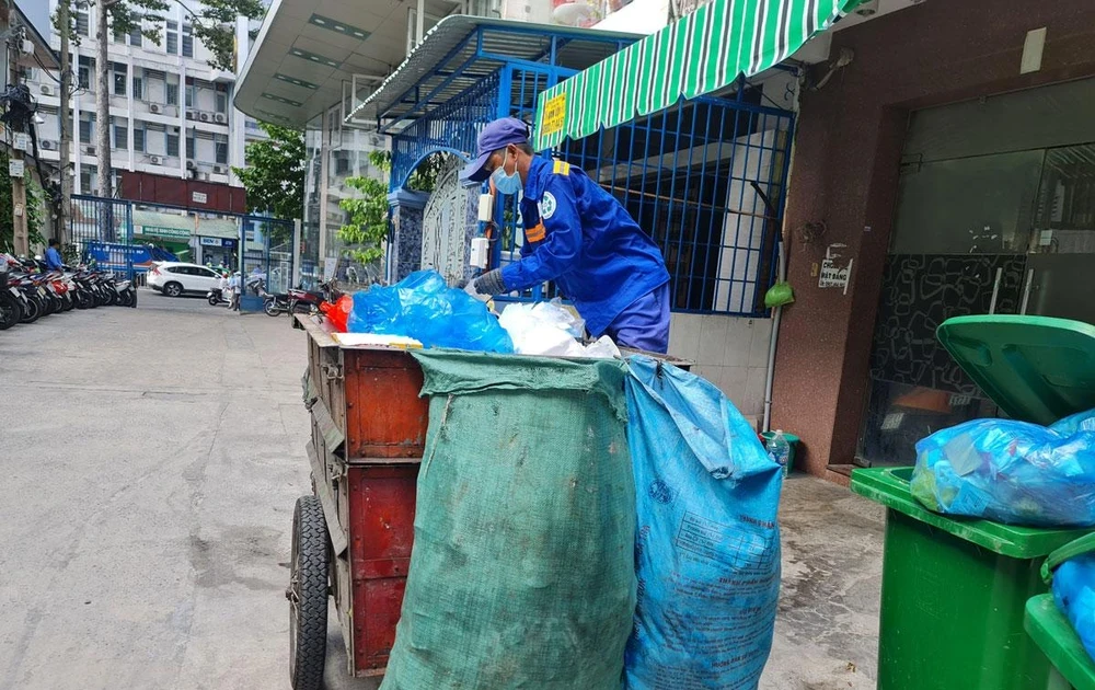 TP.HCM khắc phục tình trạng giá thu gom rác tăng đột ngột | Báo Pháp ...