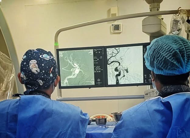 Ù tai đỏ mắt suốt 3 tháng, không ngờ bị rò động mạch cảnh | Báo Pháp ...