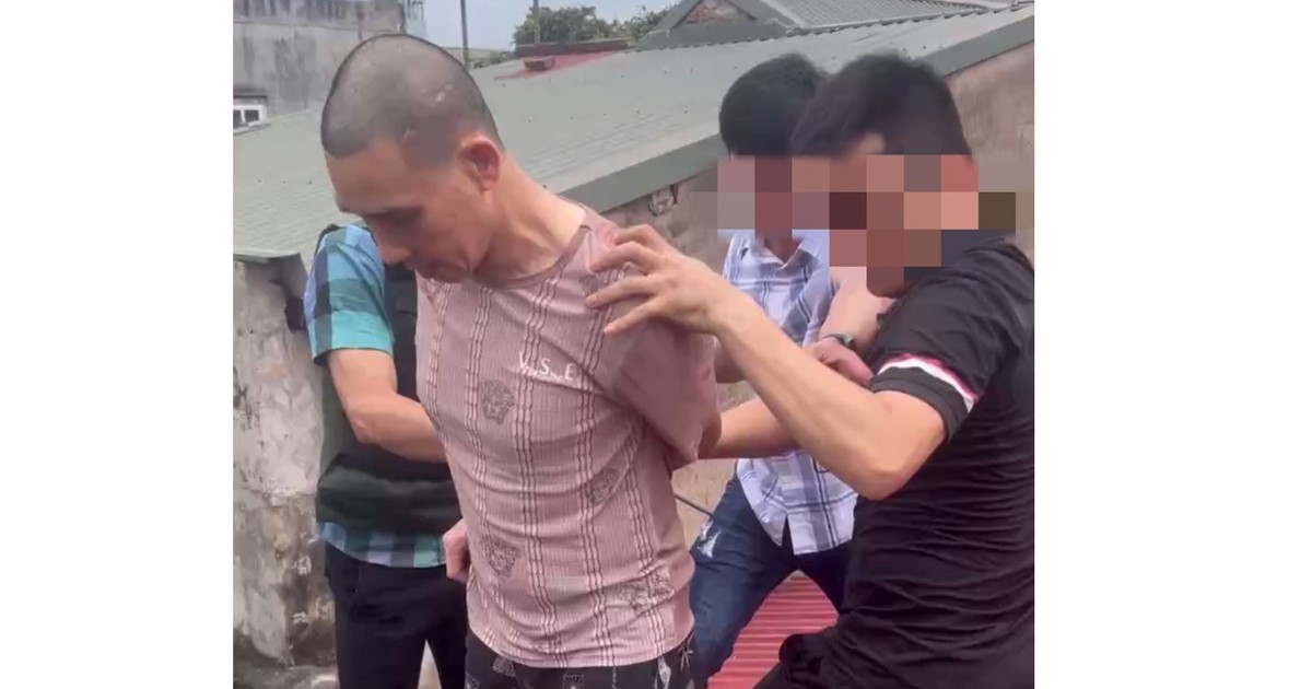 Công an leo mái nhà khống chế đối tượng trốn truy nã nguy hiểm | Báo Pháp Luật TP. Hồ Chí Minh