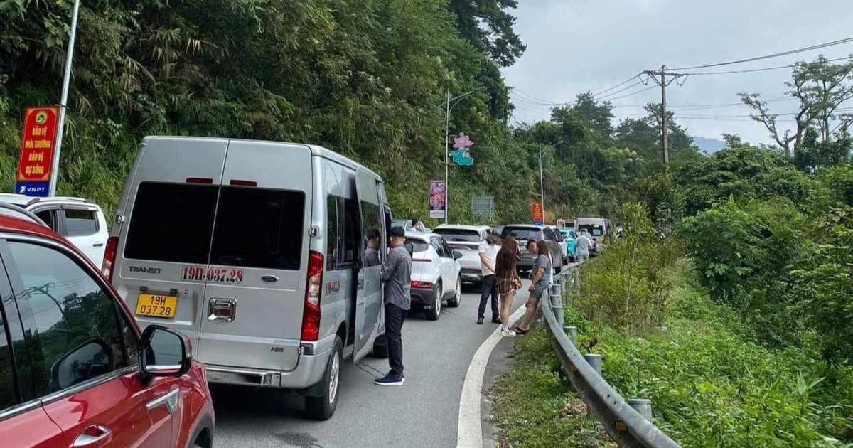 Dân ùn ùn lên núi nghỉ lễ, đường lên Tam Đảo ùn tắc suốt 3 tiếng đồng ...