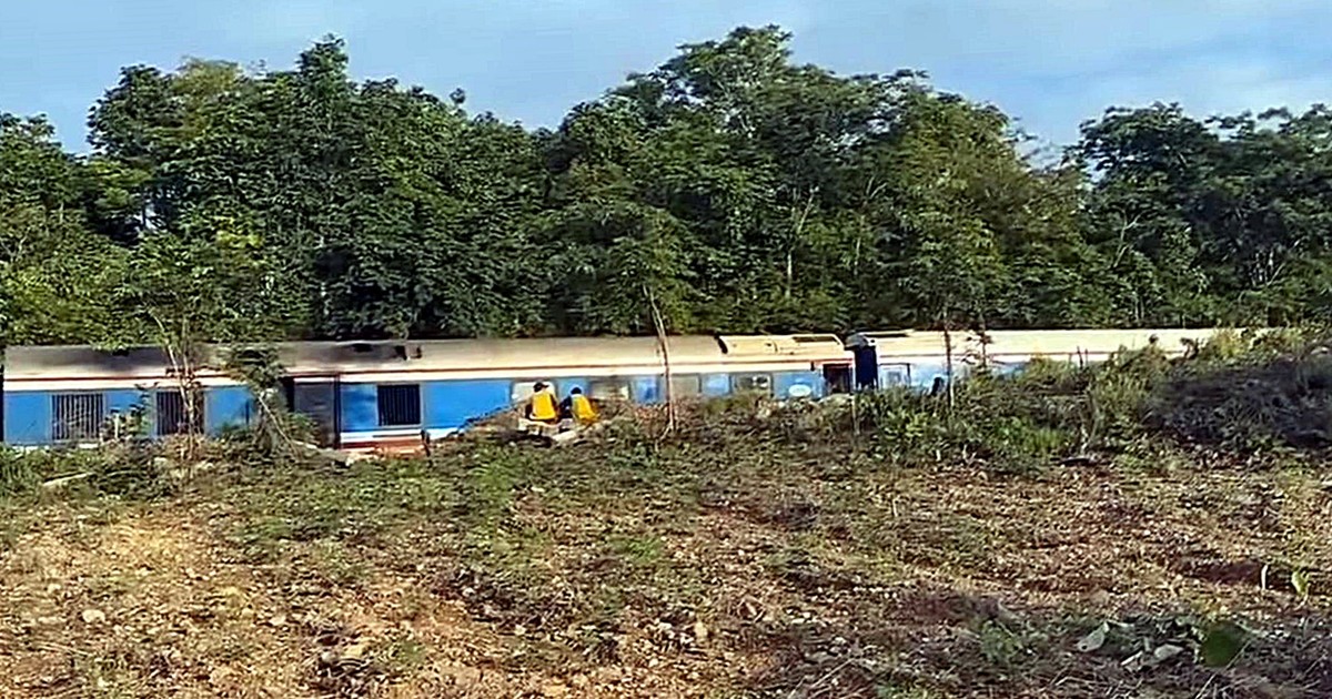 Tàu lửa SE2 bị trật bánh ở Bình Thuận, đường sắt gián đoạn nhiều giờ ...