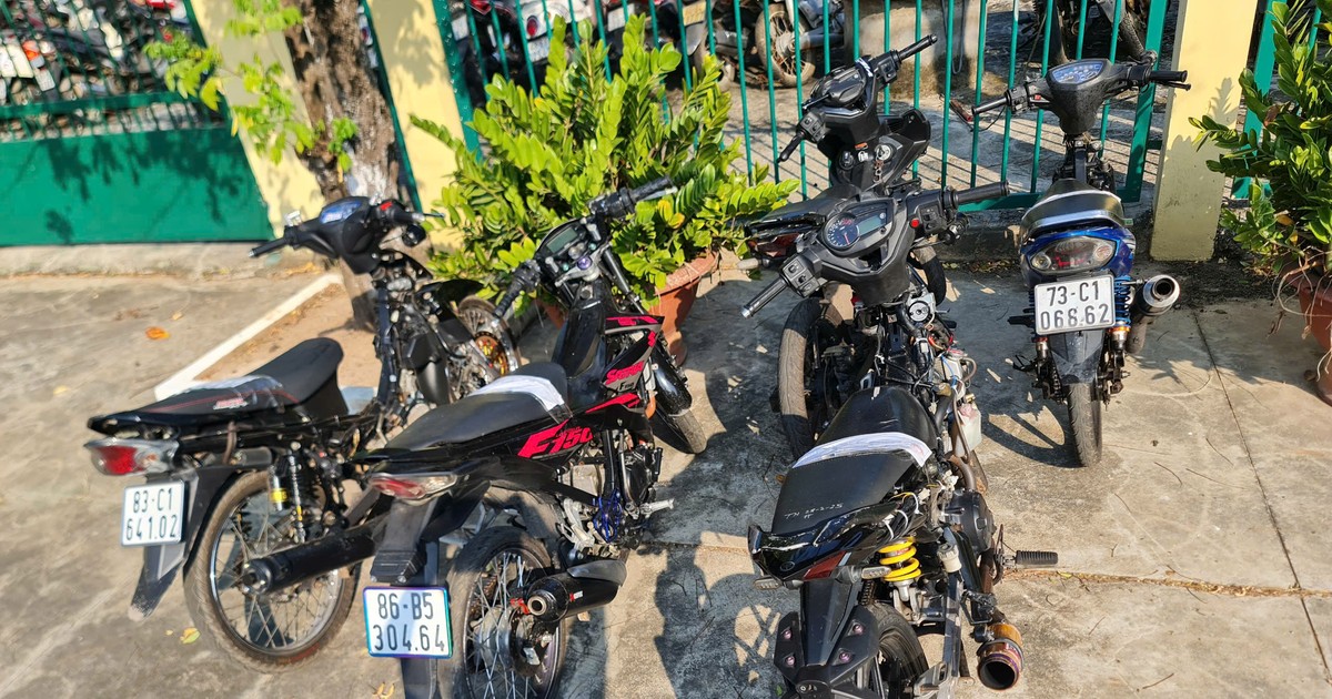 Nhóm thanh thiếu niên chạy xe máy nẹt pô, lạng lách trên QL1A | Báo Pháp Luật TP. Hồ Chí Minh