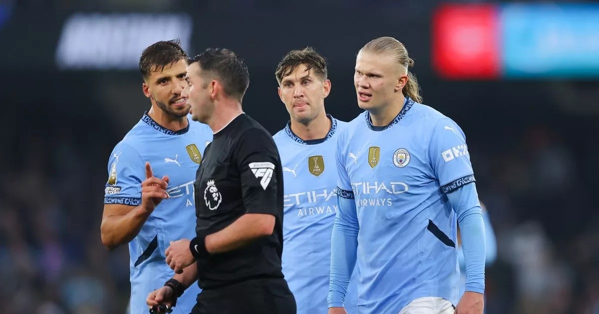 Premier League ra phán quyết về trọng tài Michael Oliver và Anthony ...